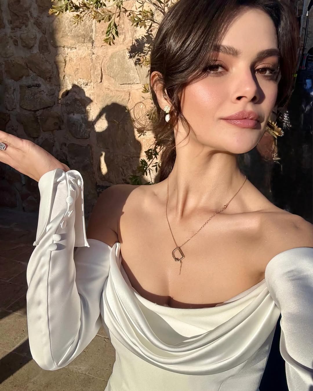 نجوم المدينة البعيدة خارج الشاشة رحلة إلى عالمهم العاطفي الخاص - مجلة هي